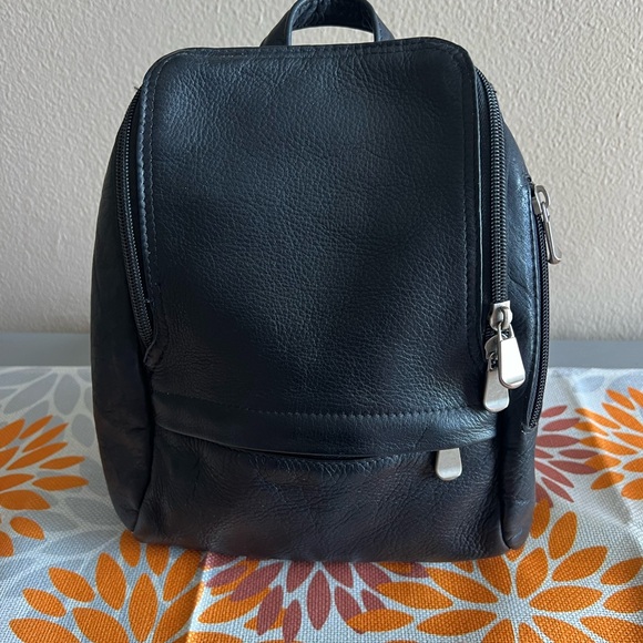 Bags | Le Donne Black Soft Leather Backpack | Poshmark